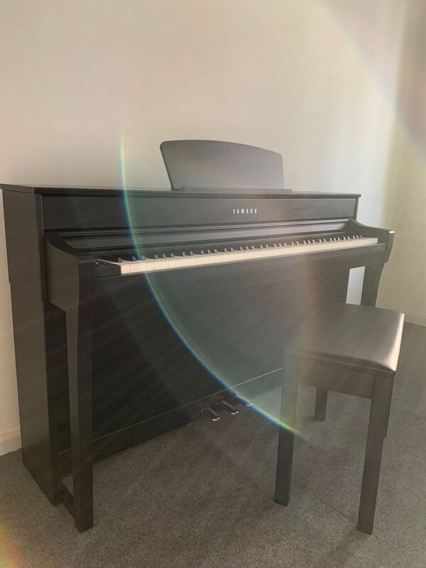 Piano Digital Yamaha Clavinova CLP-735 BK Preto