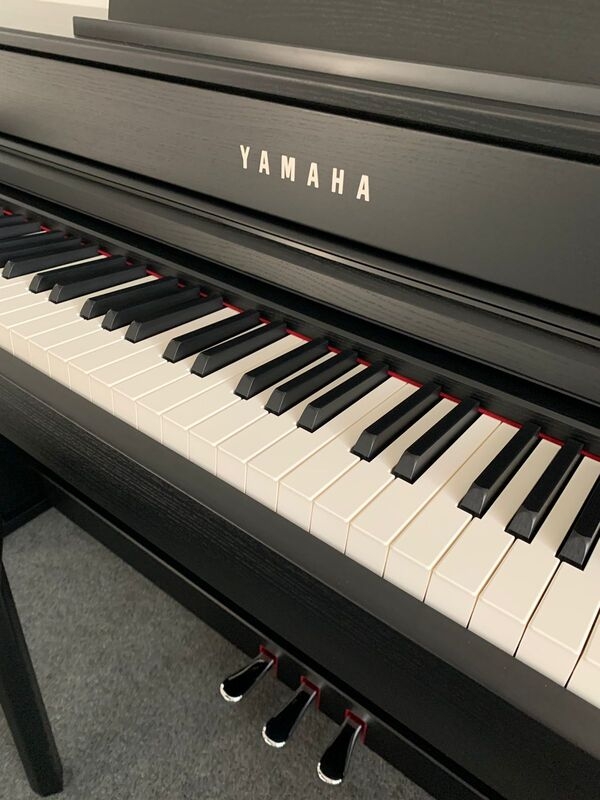 Piano Digital Yamaha Clavinova CLP-735 BK Preto
